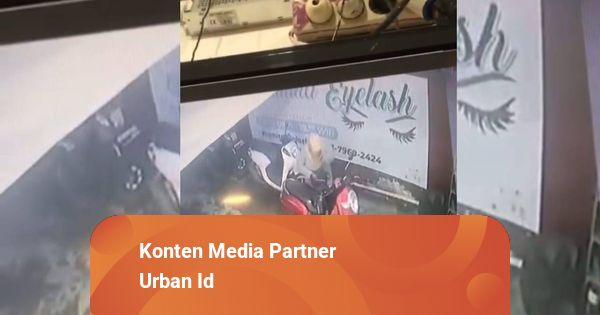 Terekam CCTV, Emak-emak di Palembang Curi Motor di Parkiran Salon | kumparan.com